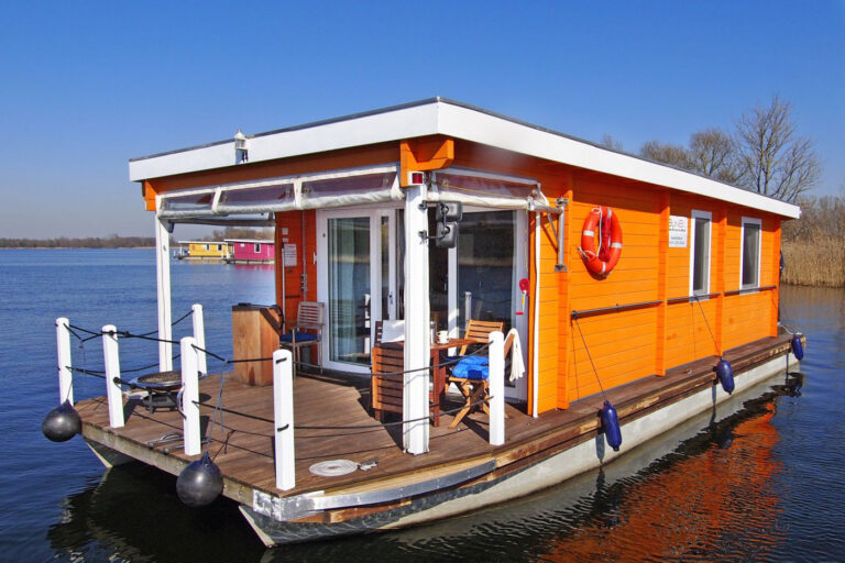 Hausboote mieten bei BunBo | Komfort & Natur auf dem Wasser